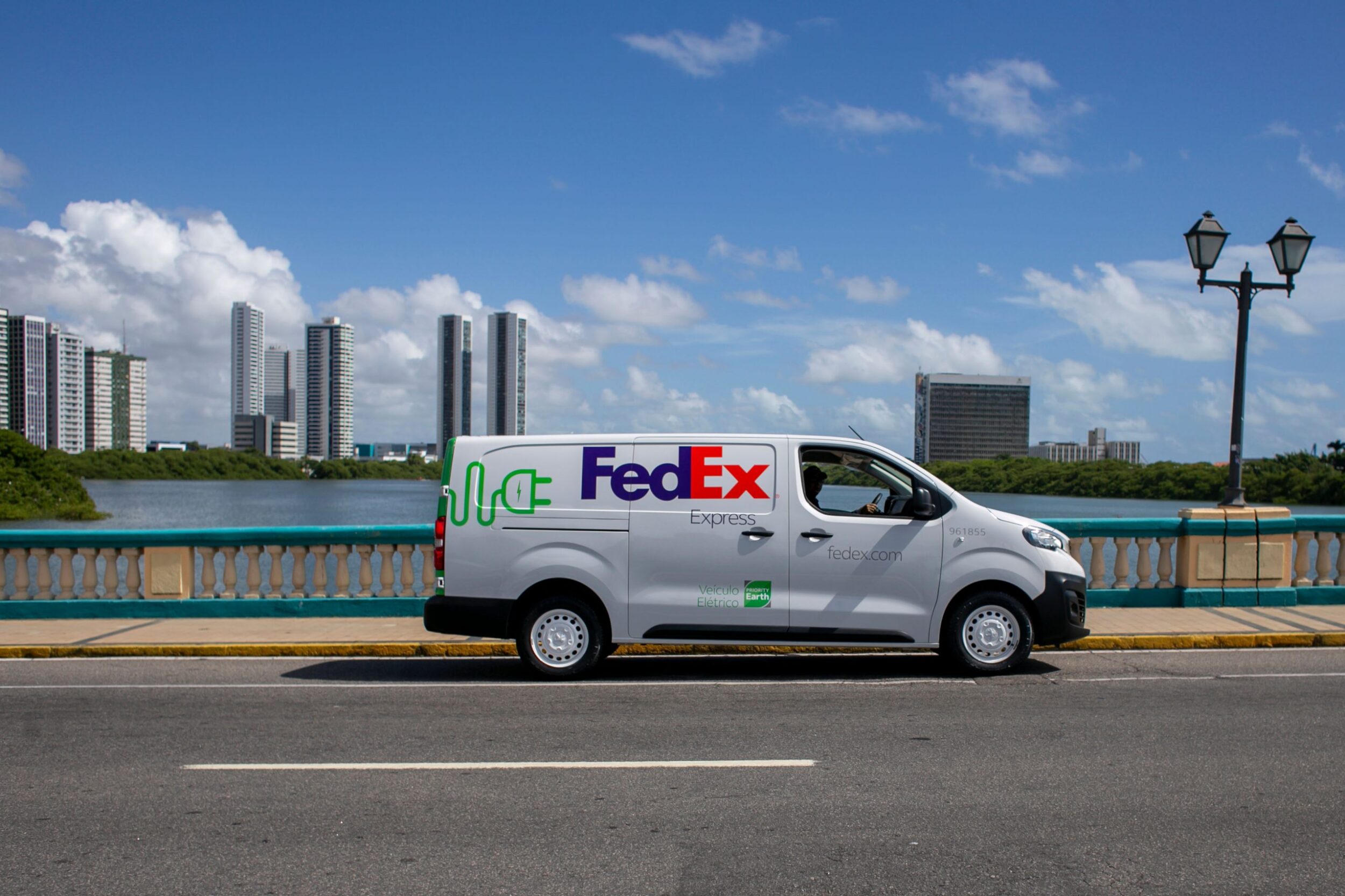 FedEx Express anuncia novos carros elétricos no Brasil - Portal Logweb